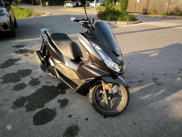 Melns Honda PCX 2023 Kauņa, ar dzinēja tilpumu 0.13 L un nobraukumu 5 tūkst. km par 2350 €, foto 5 vietnē AUTOMOTO.COM.LV