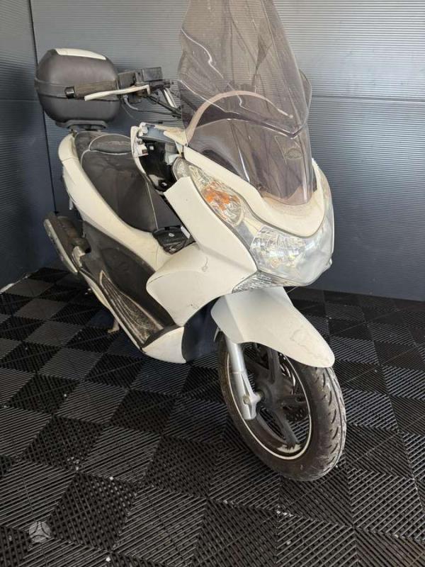 Honda PCX 2013 Tauragė, ar dzinēja tilpumu 0.13 L un nobraukumu 25 tūkst. km par 800 €, foto 1 vietnē AUTOMOTO.COM.LV