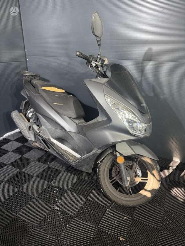 Honda PCX 2017 in Taurage, with an engine capacity of 0.13 L and mileage of 5 thousand km for 850 €, photo 1 on AUTOMOTO.COM.LV