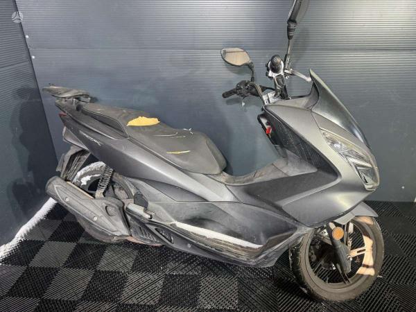 Honda PCX 2017 in Taurage, with an engine capacity of 0.13 L and mileage of 5 thousand km for 850 €, photo 2 on AUTOMOTO.COM.LV