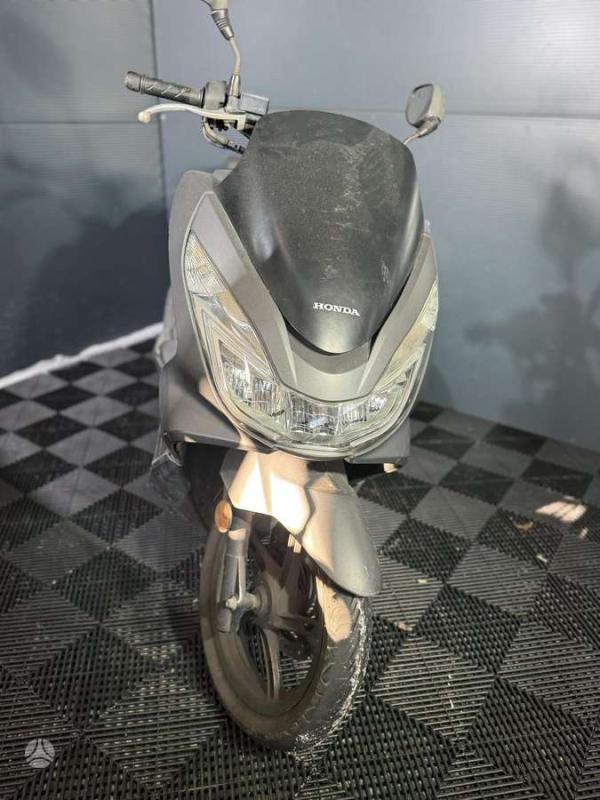 Honda PCX 2017 in Taurage, with an engine capacity of 0.13 L and mileage of 5 thousand km for 850 €, photo 4 on AUTOMOTO.COM.LV