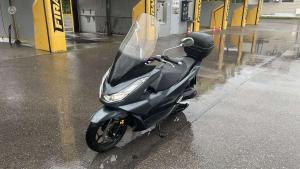 Honda PCX 2021 in Kaunas, with an engine capacity of 0.13 L and mileage of 12 thousand km for 2320 €, photo  on AUTOMOTO.COM.LV