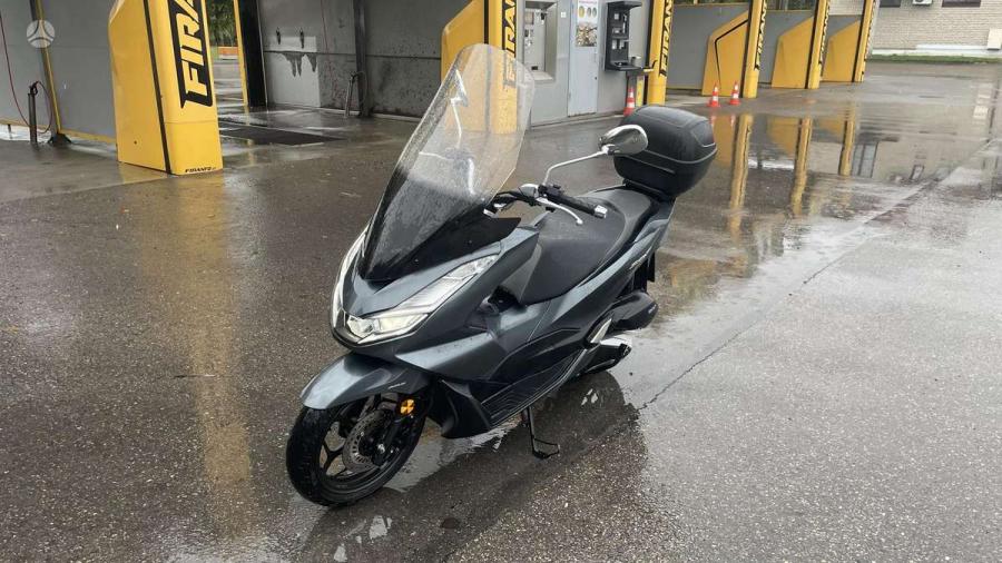 Honda PCX 2021 in Kaunas, with an engine capacity of 0.13 L and mileage of 12 thousand km for 2320 €, photo 1 on AUTOMOTO.COM.LV