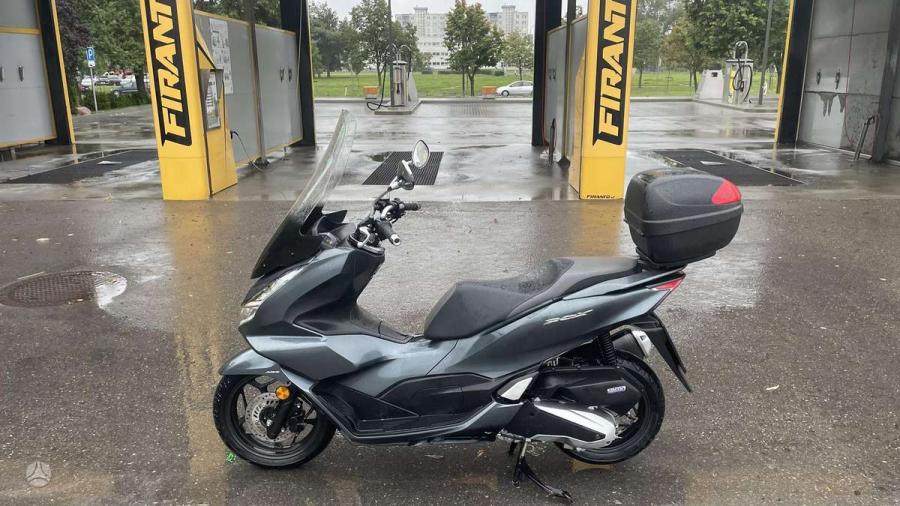 Honda PCX 2021 in Kaunas, with an engine capacity of 0.13 L and mileage of 12 thousand km for 2320 €, photo 3 on AUTOMOTO.COM.LV