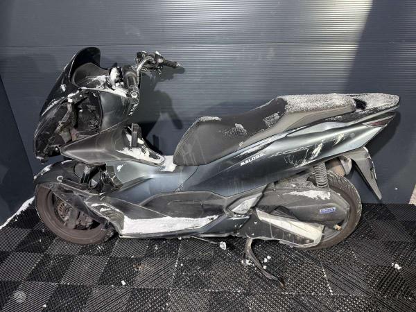 Honda PCX 2022 in Taurage, with an engine capacity of 0.13 L and mileage of 5 thousand km for 1350 €, photo 7 on AUTOMOTO.COM.LV
