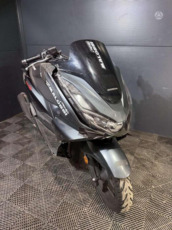Хонда PCX 2022 в Таураге, объемом двигателя 0.13 л и пробегом 10 тыс. км за 1200 €, фото 1 на AUTOMOTO.COM.LV