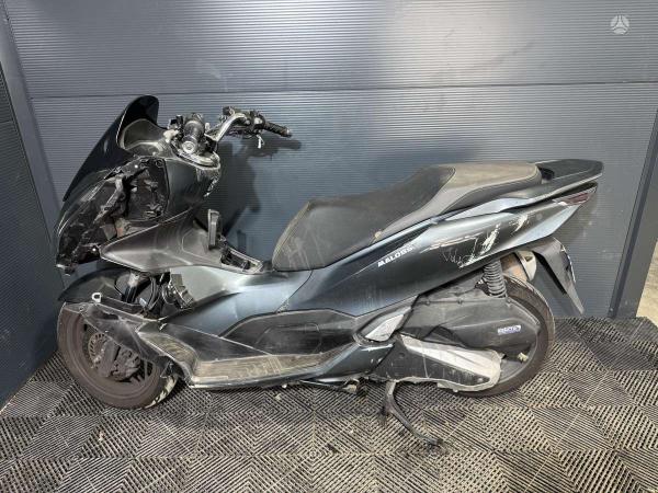 Хонда PCX 2022 в Таураге, объемом двигателя 0.13 л и пробегом 10 тыс. км за 1200 €, фото 2 на AUTOMOTO.COM.LV