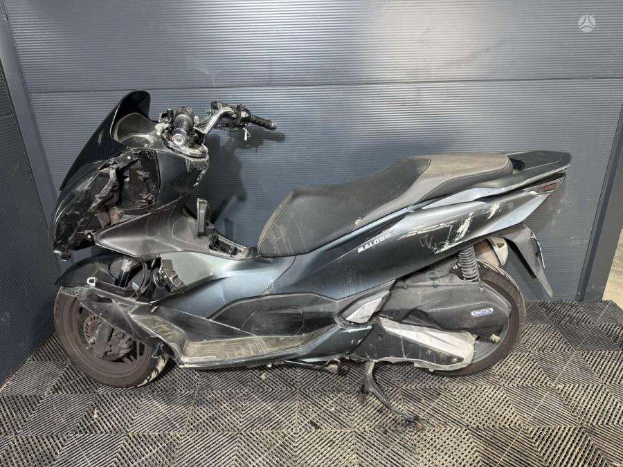 Honda PCX 2022 in Taurage, with an engine capacity of 0.13 L and mileage of 10 thousand km for 1200 €, photo 3 on AUTOMOTO.COM.LV