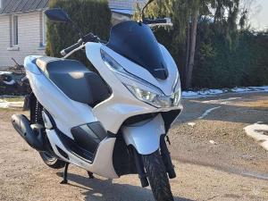 White Honda PCX 2020 in Panevezys, with an engine capacity of 0.13 L and mileage of 11 thousand km for 2400 €, photo  on AUTOMOTO.COM.LV