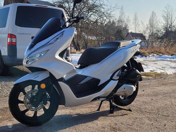 Balts Honda PCX 2020 Panevēža, ar dzinēja tilpumu 0.13 L un nobraukumu 11 tūkst. km par 2400 €, foto 2 vietnē AUTOMOTO.COM.LV