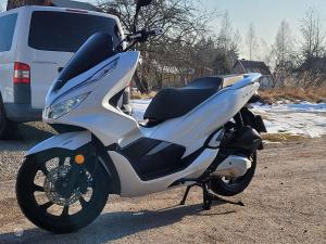 White Honda PCX 2020 in Panevezys, with an engine capacity of 0.13 L and mileage of 11 thousand km for 2400 €, photo 2 on AUTOMOTO.COM.LV