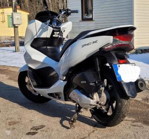 White Honda PCX 2020 in Panevezys, with an engine capacity of 0.13 L and mileage of 11 thousand km for 2400 €, photo 3 on AUTOMOTO.COM.LV