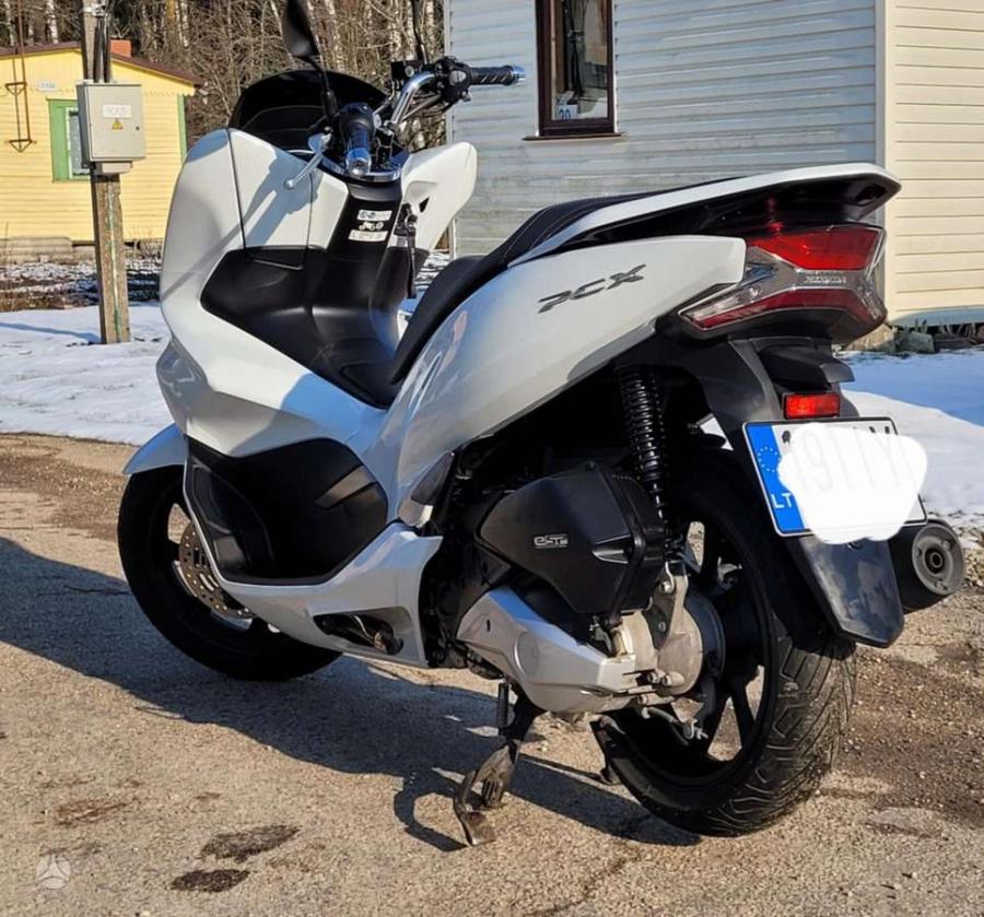 White Honda PCX 2020 in Panevezys, with an engine capacity of 0.13 L and mileage of 11 thousand km for 2400 €, photo 3 on AUTOMOTO.COM.LV