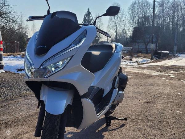 Balts Honda PCX 2020 Panevēža, ar dzinēja tilpumu 0.13 L un nobraukumu 11 tūkst. km par 2400 €, foto 5 vietnē AUTOMOTO.COM.LV