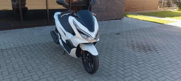 White Honda PCX 2020 in Vilnius, with an engine capacity of 0.13 L and mileage of 5 thousand km for 2400 €, photo 1 on AUTOMOTO.COM.LV