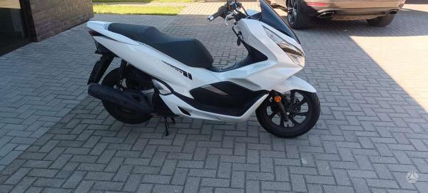 White Honda PCX 2020 in Vilnius, with an engine capacity of 0.13 L and mileage of 5 thousand km for 2400 €, photo 2 on AUTOMOTO.COM.LV
