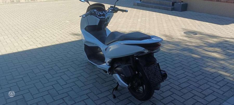 White Honda PCX 2020 in Vilnius, with an engine capacity of 0.13 L and mileage of 5 thousand km for 2400 €, photo 4 on AUTOMOTO.COM.LV