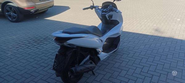 White Honda PCX 2020 in Vilnius, with an engine capacity of 0.13 L and mileage of 5 thousand km for 2400 €, photo 5 on AUTOMOTO.COM.LV