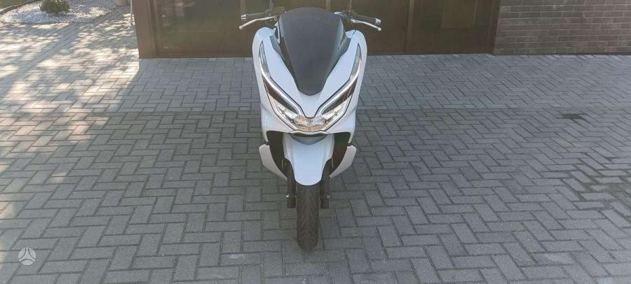 White Honda PCX 2020 in Vilnius, with an engine capacity of 0.13 L and mileage of 5 thousand km for 2400 €, photo 8 on AUTOMOTO.COM.LV