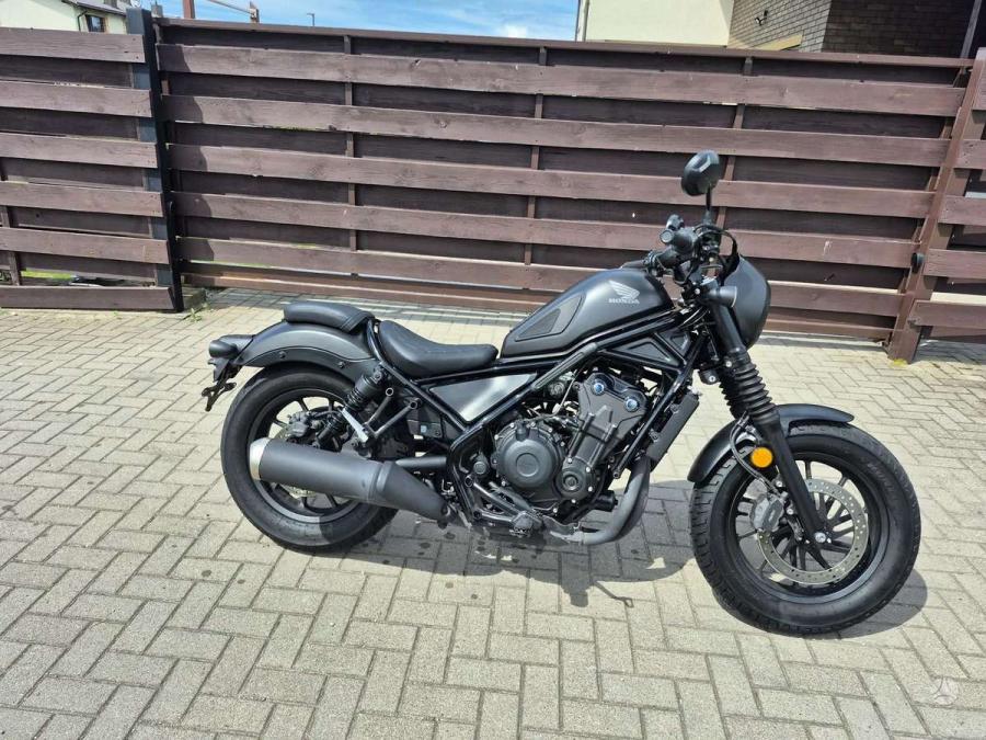 Black Honda Rebel 2020 in Vilnius, with an engine capacity of 0.50 L and mileage of 12 thousand km for 5100 €, photo 1 on AUTOMOTO.COM.LV