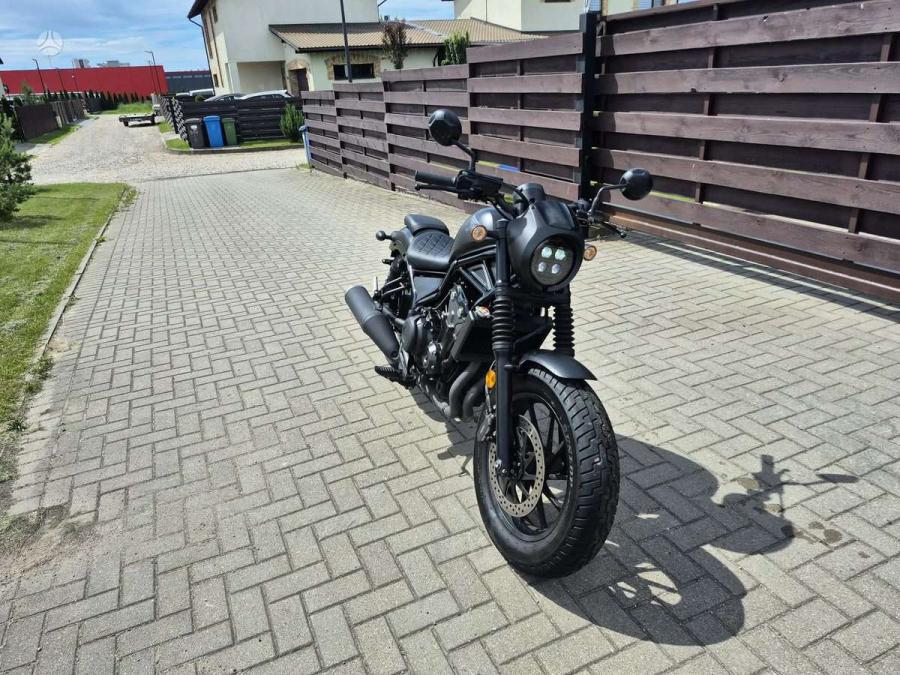 Black Honda Rebel 2020 in Vilnius, with an engine capacity of 0.50 L and mileage of 12 thousand km for 5100 €, photo 3 on AUTOMOTO.COM.LV
