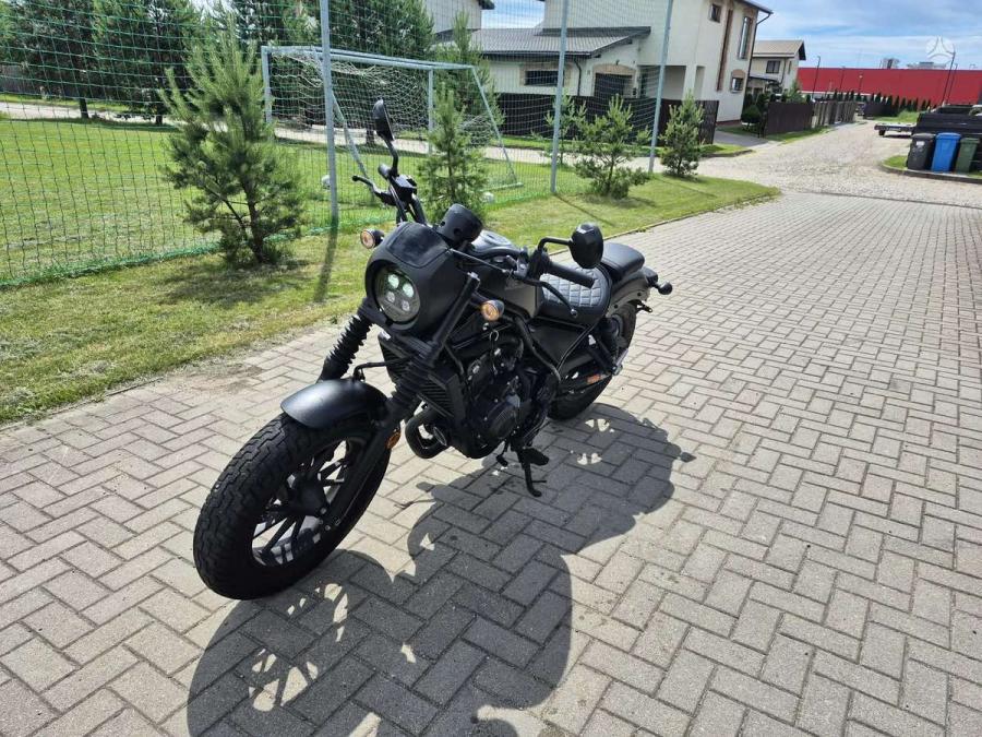 Black Honda Rebel 2020 in Vilnius, with an engine capacity of 0.50 L and mileage of 12 thousand km for 5100 €, photo 4 on AUTOMOTO.COM.LV