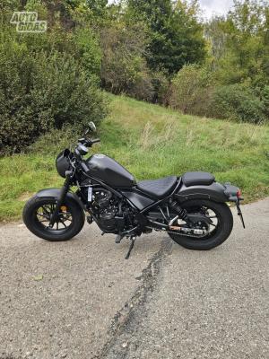 Melns Honda Rebel 2020 Viļņa, ar dzinēja tilpumu 0.50 L un nobraukumu 19 tūkst. km par 4800 €, foto  vietnē AUTOMOTO.COM.LV