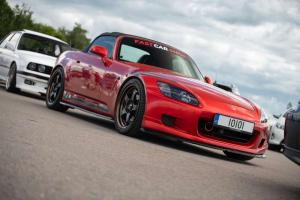 Sarkans Honda S2000 2001 Kauņa, ar dzinēja tilpumu 2.00 L un nobraukumu 117 tūkst. km par 18500 €, foto  vietnē AUTOMOTO.COM.LV