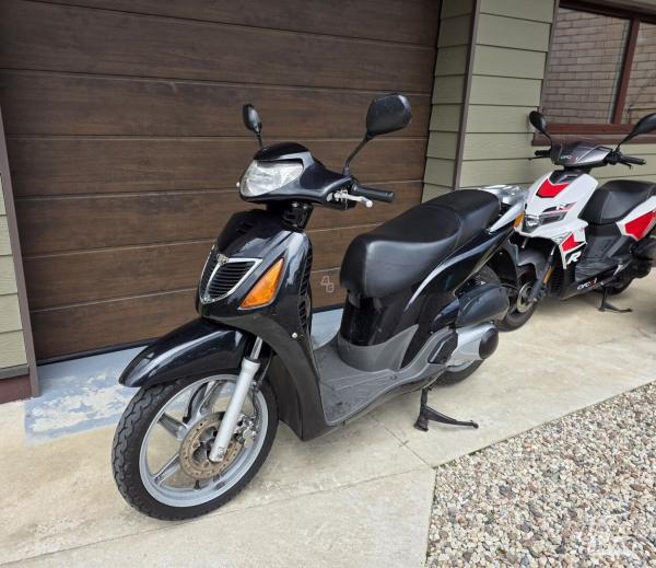 Black Honda SH 2008 in Pasvalys, with an engine capacity of 0.13 L and mileage of 25 thousand km for 999 €, photo 1 on AUTOMOTO.COM.LV