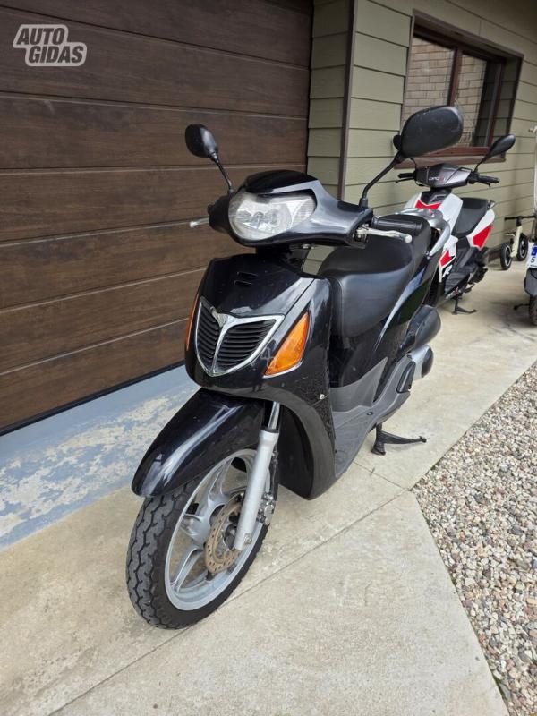 Black Honda SH 2008 in Pasvalys, with an engine capacity of 0.13 L and mileage of 25 thousand km for 999 €, photo 2 on AUTOMOTO.COM.LV