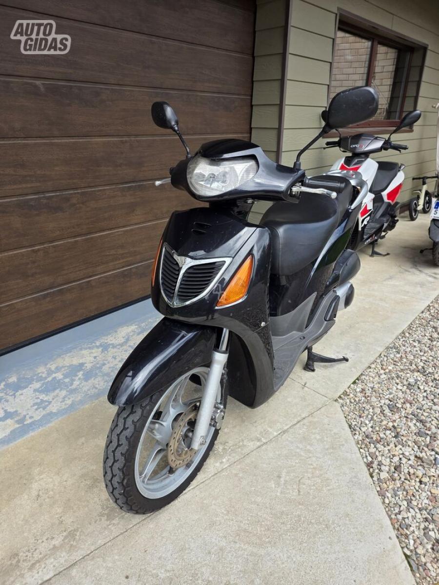 Black Honda SH 2008 in Pasvalys, with an engine capacity of 0.13 L and mileage of 25 thousand km for 999 €, photo 3 on AUTOMOTO.COM.LV