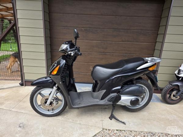 Black Honda SH 2008 in Pasvalys, with an engine capacity of 0.13 L and mileage of 25 thousand km for 999 €, photo 3 on AUTOMOTO.COM.LV