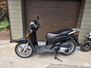 Black Honda SH 2008 in Pasvalys, with an engine capacity of 0.13 L and mileage of 25 thousand km for 999 €, photo 4 on AUTOMOTO.COM.LV