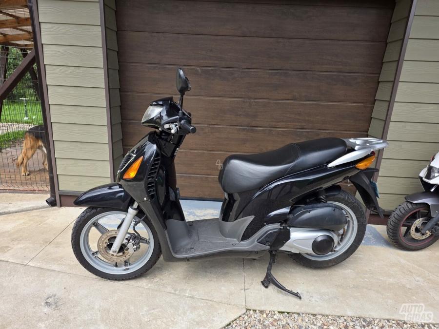 Black Honda SH 2008 in Pasvalys, with an engine capacity of 0.13 L and mileage of 25 thousand km for 999 €, photo 4 on AUTOMOTO.COM.LV