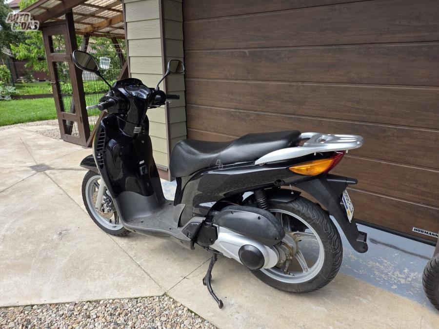Black Honda SH 2008 in Pasvalys, with an engine capacity of 0.13 L and mileage of 25 thousand km for 999 €, photo 5 on AUTOMOTO.COM.LV