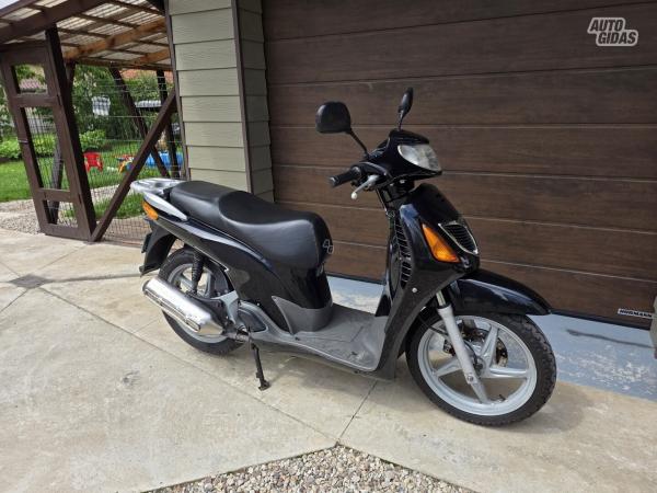 Black Honda SH 2008 in Pasvalys, with an engine capacity of 0.13 L and mileage of 25 thousand km for 999 €, photo 6 on AUTOMOTO.COM.LV
