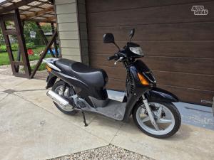 Black Honda SH 2008 in Pasvalys, with an engine capacity of 0.13 L and mileage of 25 thousand km for 999 €, photo 7 on AUTOMOTO.COM.LV
