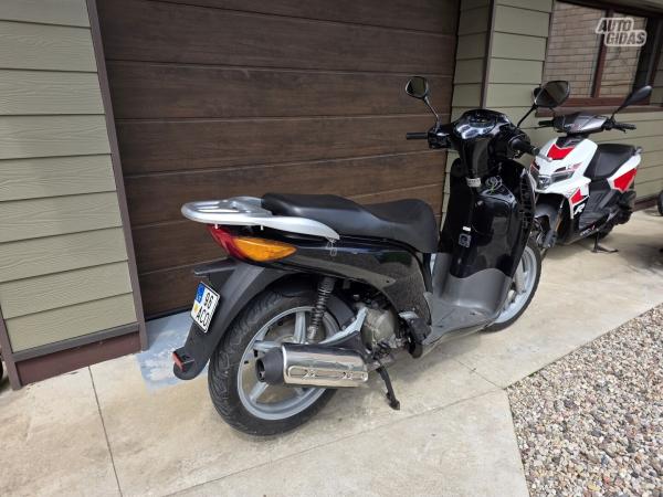 Black Honda SH 2008 in Pasvalys, with an engine capacity of 0.13 L and mileage of 25 thousand km for 999 €, photo 8 on AUTOMOTO.COM.LV