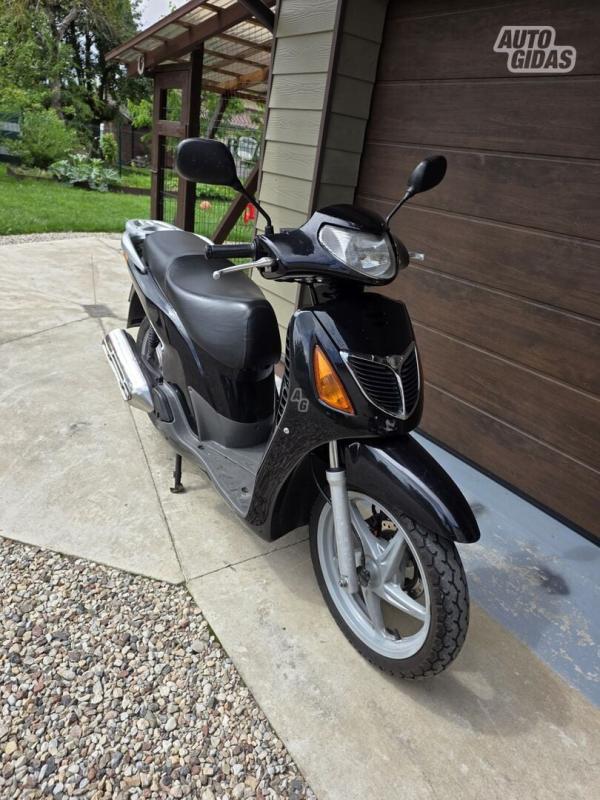 Black Honda SH 2008 in Pasvalys, with an engine capacity of 0.13 L and mileage of 25 thousand km for 999 €, photo 9 on AUTOMOTO.COM.LV