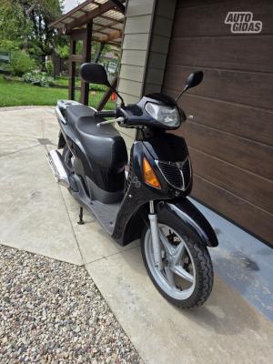 Black Honda SH 2008 in Pasvalys, with an engine capacity of 0.13 L and mileage of 25 thousand km for 999 €, photo 10 on AUTOMOTO.COM.LV