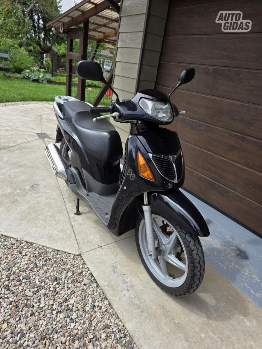Black Honda SH 2008 in Pasvalys, with an engine capacity of 0.13 L and mileage of 25 thousand km for 999 €, photo 10 on AUTOMOTO.COM.LV