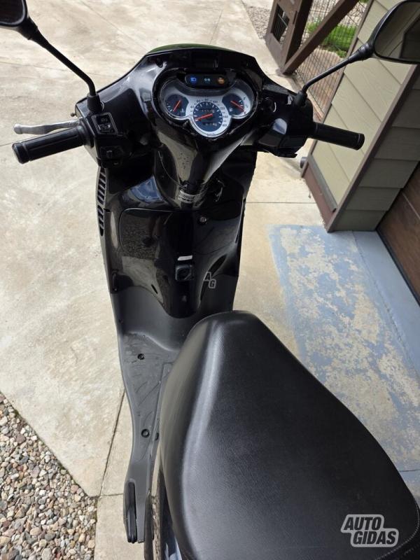 Black Honda SH 2008 in Pasvalys, with an engine capacity of 0.13 L and mileage of 25 thousand km for 999 €, photo 10 on AUTOMOTO.COM.LV