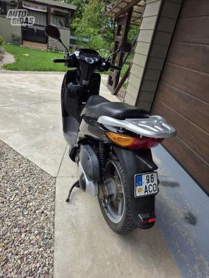 Black Honda SH 2008 in Pasvalys, with an engine capacity of 0.13 L and mileage of 25 thousand km for 999 €, photo 12 on AUTOMOTO.COM.LV