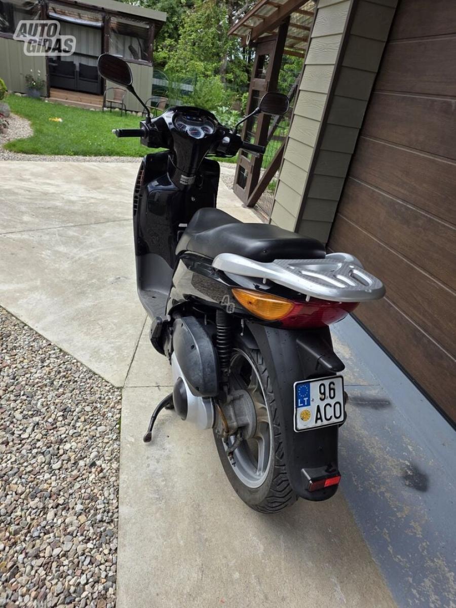 Black Honda SH 2008 in Pasvalys, with an engine capacity of 0.13 L and mileage of 25 thousand km for 999 €, photo 12 on AUTOMOTO.COM.LV