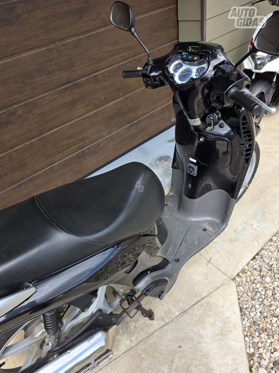 Black Honda SH 2008 in Pasvalys, with an engine capacity of 0.13 L and mileage of 25 thousand km for 999 €, photo 14 on AUTOMOTO.COM.LV