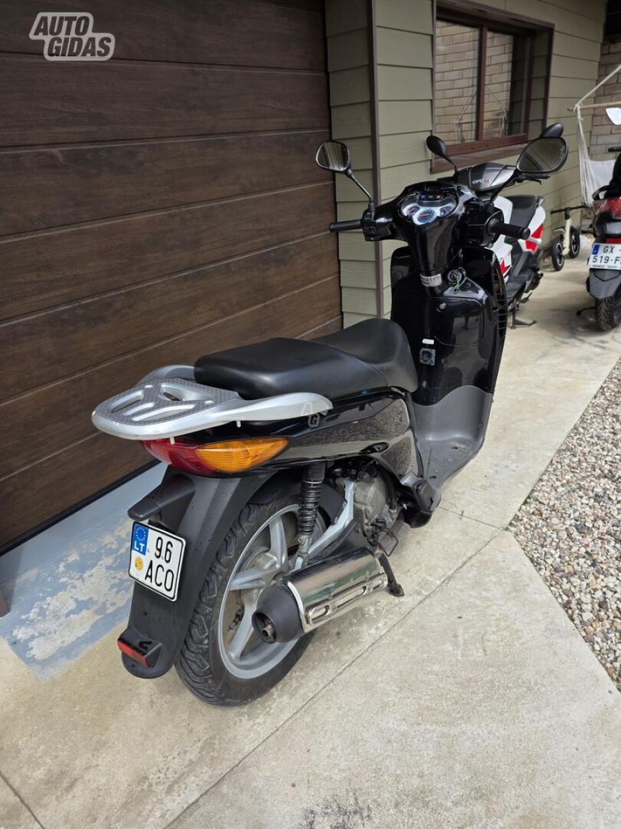 Black Honda SH 2008 in Pasvalys, with an engine capacity of 0.13 L and mileage of 25 thousand km for 999 €, photo 16 on AUTOMOTO.COM.LV