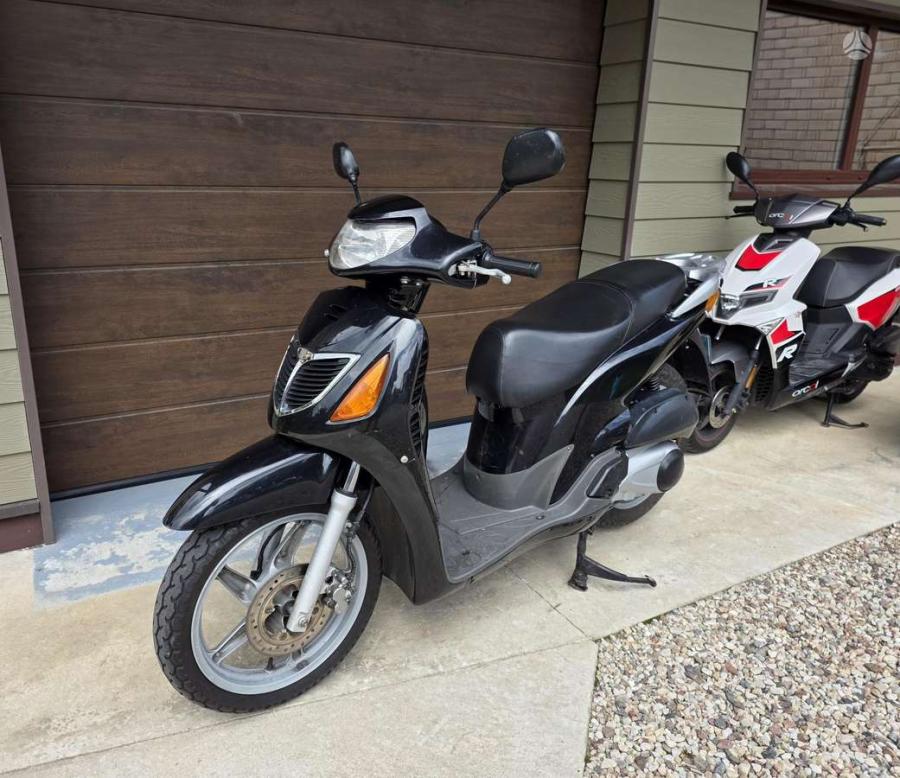 Melns Honda SH 2008 Pasvalys, ar dzinēja tilpumu 0.13 L un nobraukumu 25 tūkst. km par 999 €, foto 1 vietnē AUTOMOTO.COM.LV