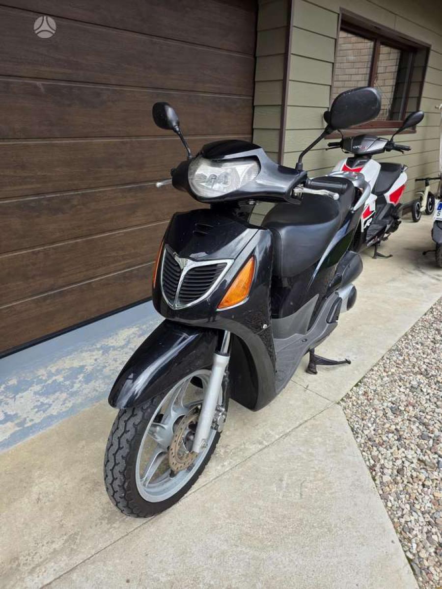 Melns Honda SH 2008 Pasvalys, ar dzinēja tilpumu 0.13 L un nobraukumu 25 tūkst. km par 999 €, foto 3 vietnē AUTOMOTO.COM.LV