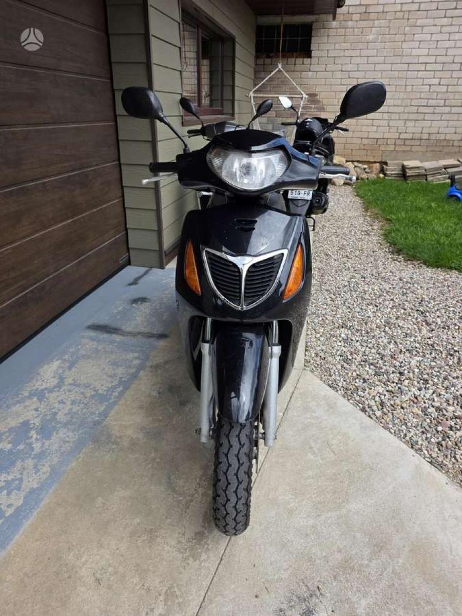 Melns Honda SH 2008 Pasvalys, ar dzinēja tilpumu 0.13 L un nobraukumu 25 tūkst. km par 999 €, foto 4 vietnē AUTOMOTO.COM.LV