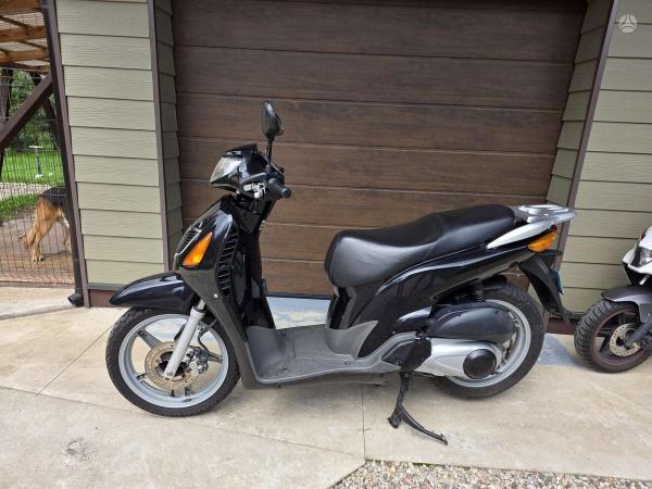 Melns Honda SH 2008 Pasvalys, ar dzinēja tilpumu 0.13 L un nobraukumu 25 tūkst. km par 999 €, foto 4 vietnē AUTOMOTO.COM.LV